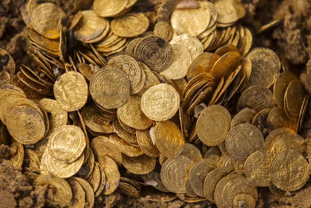 19 Amazing Treasures Discovered - Attic Capital